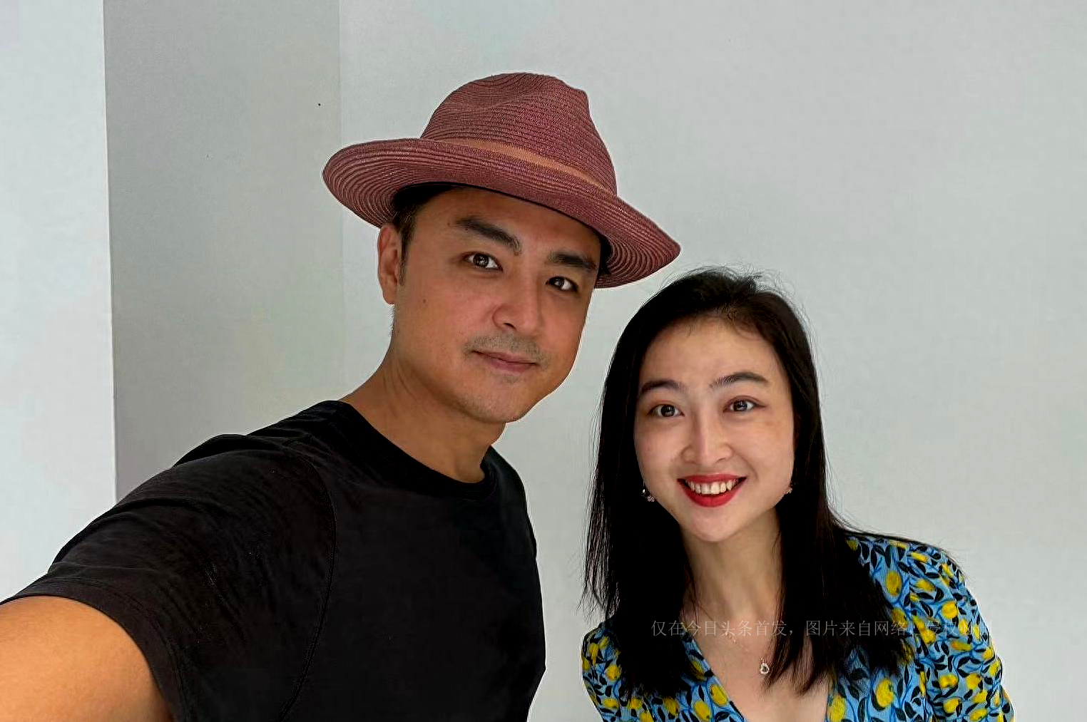 Ming Dao appeared in a Shanghai shopping mall with his two-year-old son ...