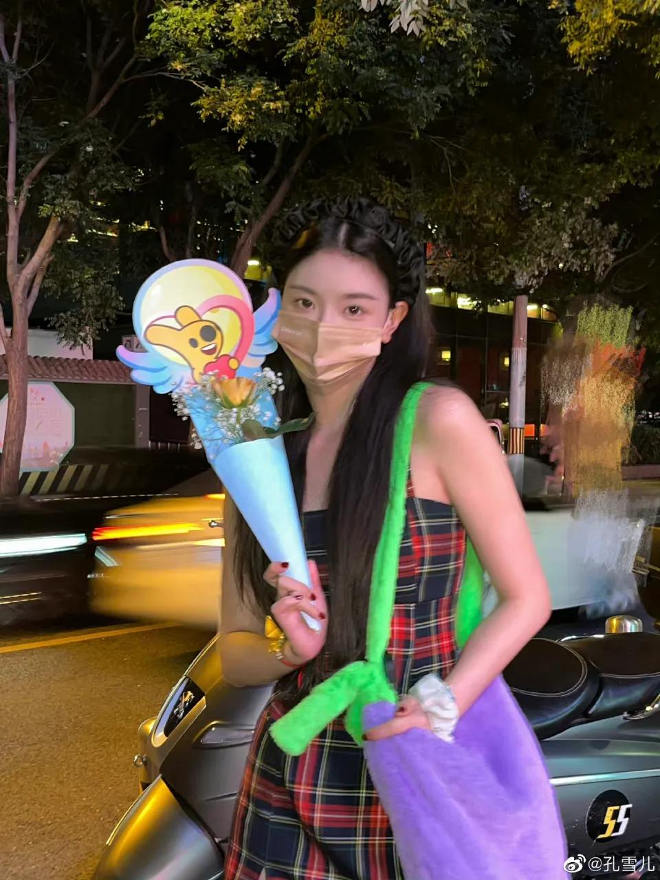 Kong Xueer was given Qixi Festival flowers while walking - iNEWS