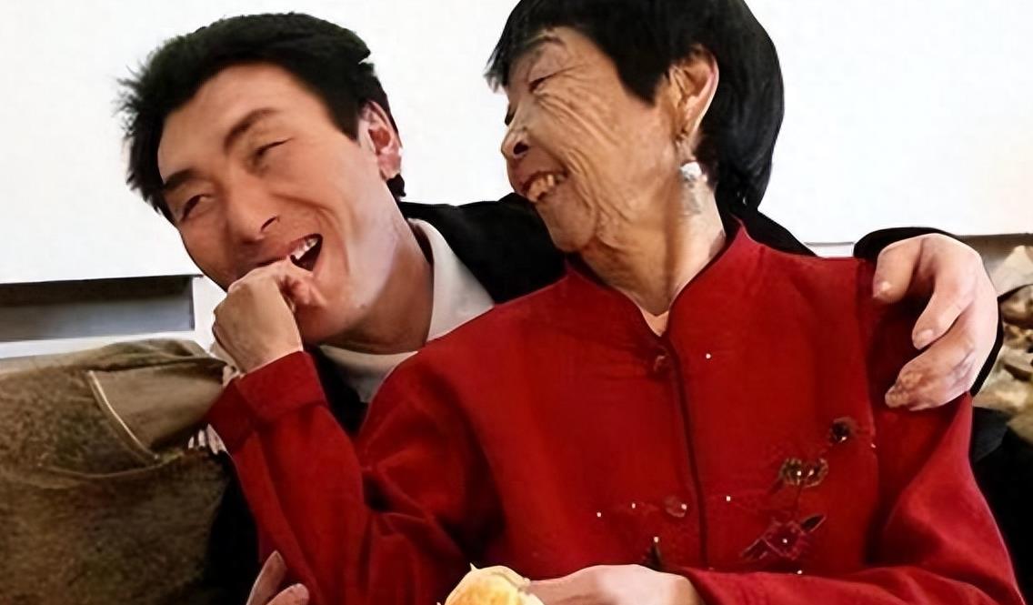 Blindingly bright! Li Yucheng "touches" Ma Yuqin at least once a day ...