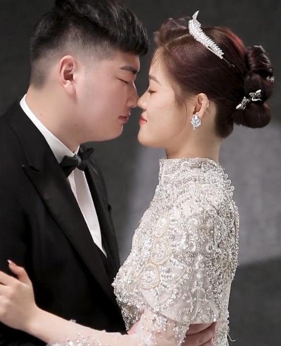 Zhu Xiaowei's second wedding photo shoot, nervous hands shaking ...