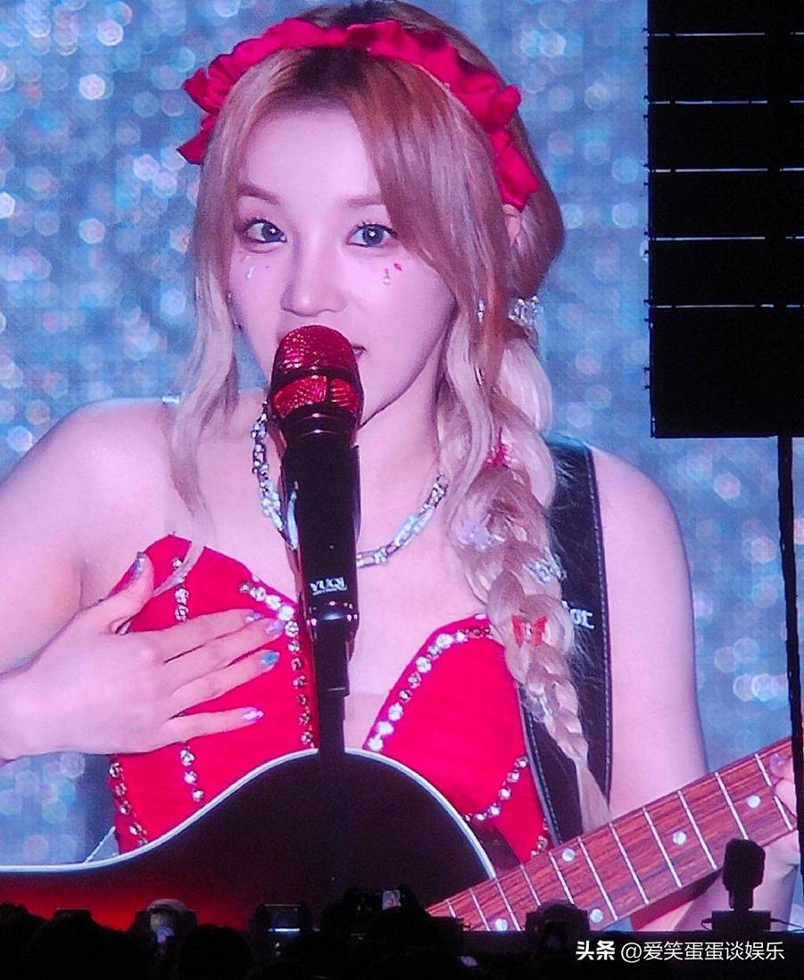 Song Yuqi's stunning red dress braids at the concert - iNEWS