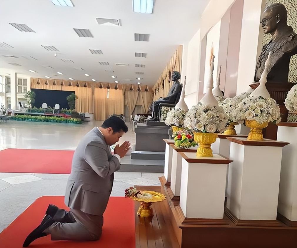 Prince Aon's first photo after returning to the United States! Sitting ...