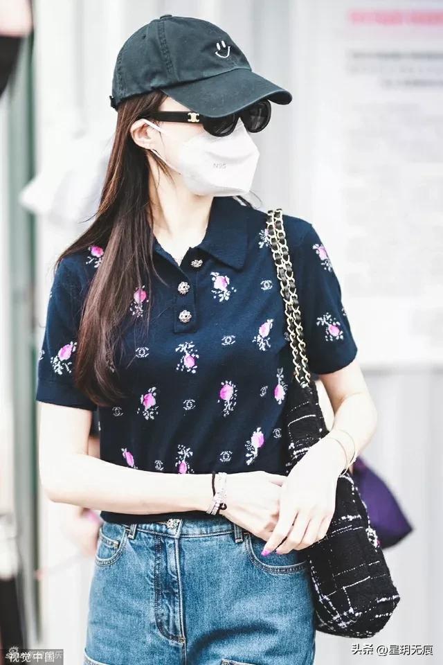 Tang Yan wearing a baseball cap appeared at the airport with printed ...