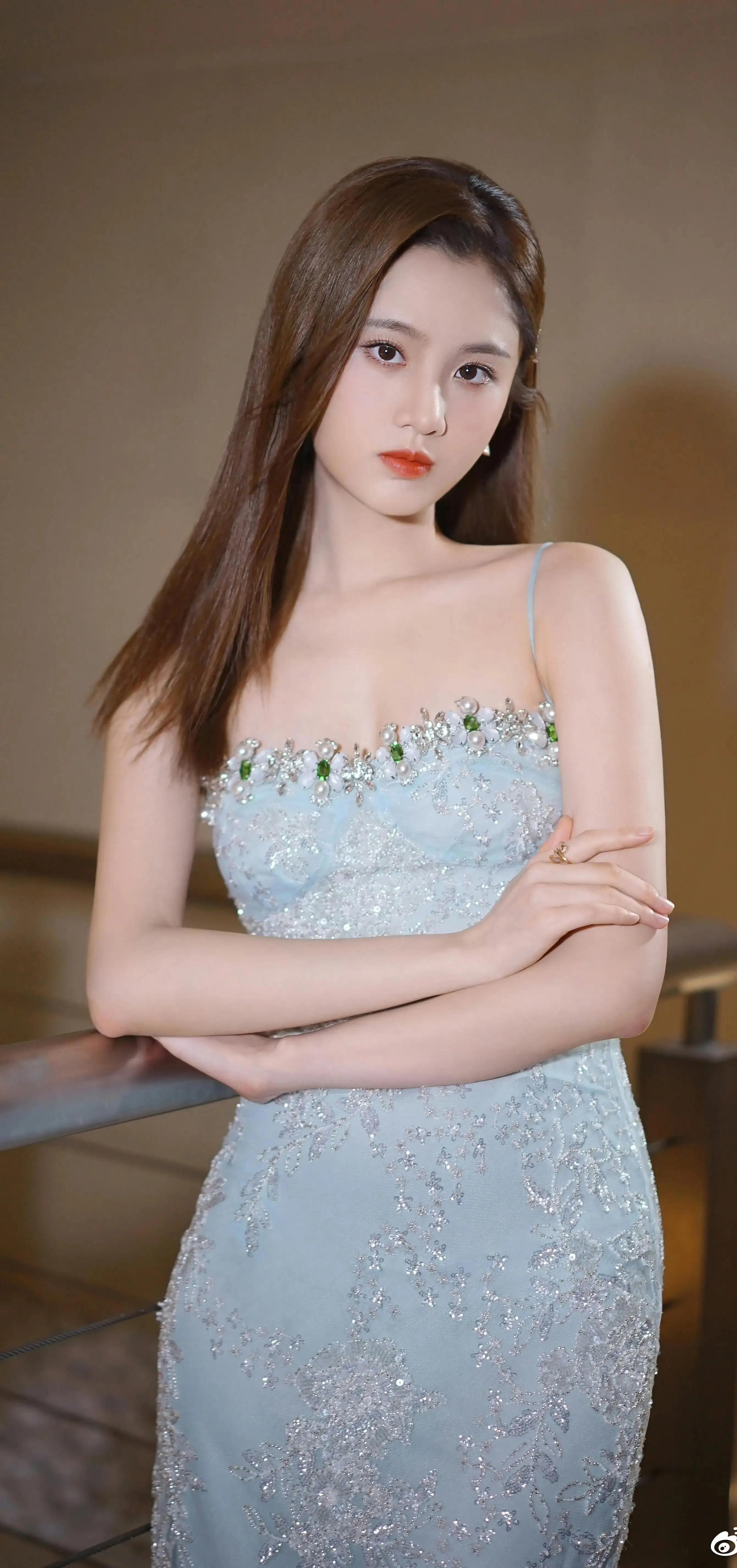 The eye-catching Zhang Huiwen - iNEWS