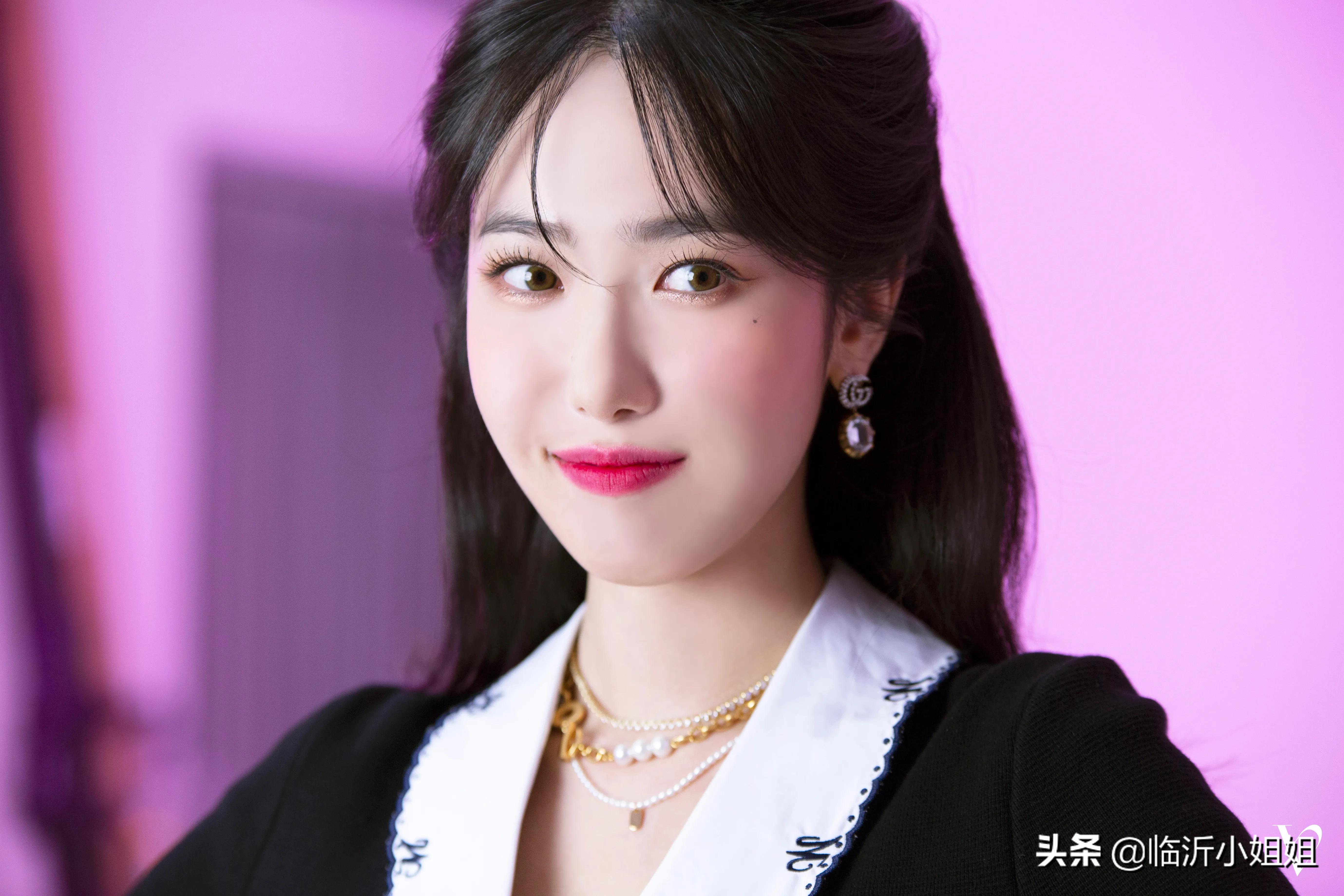 Huang Enfei, a refreshing and beautiful young girl, with a tender and ...