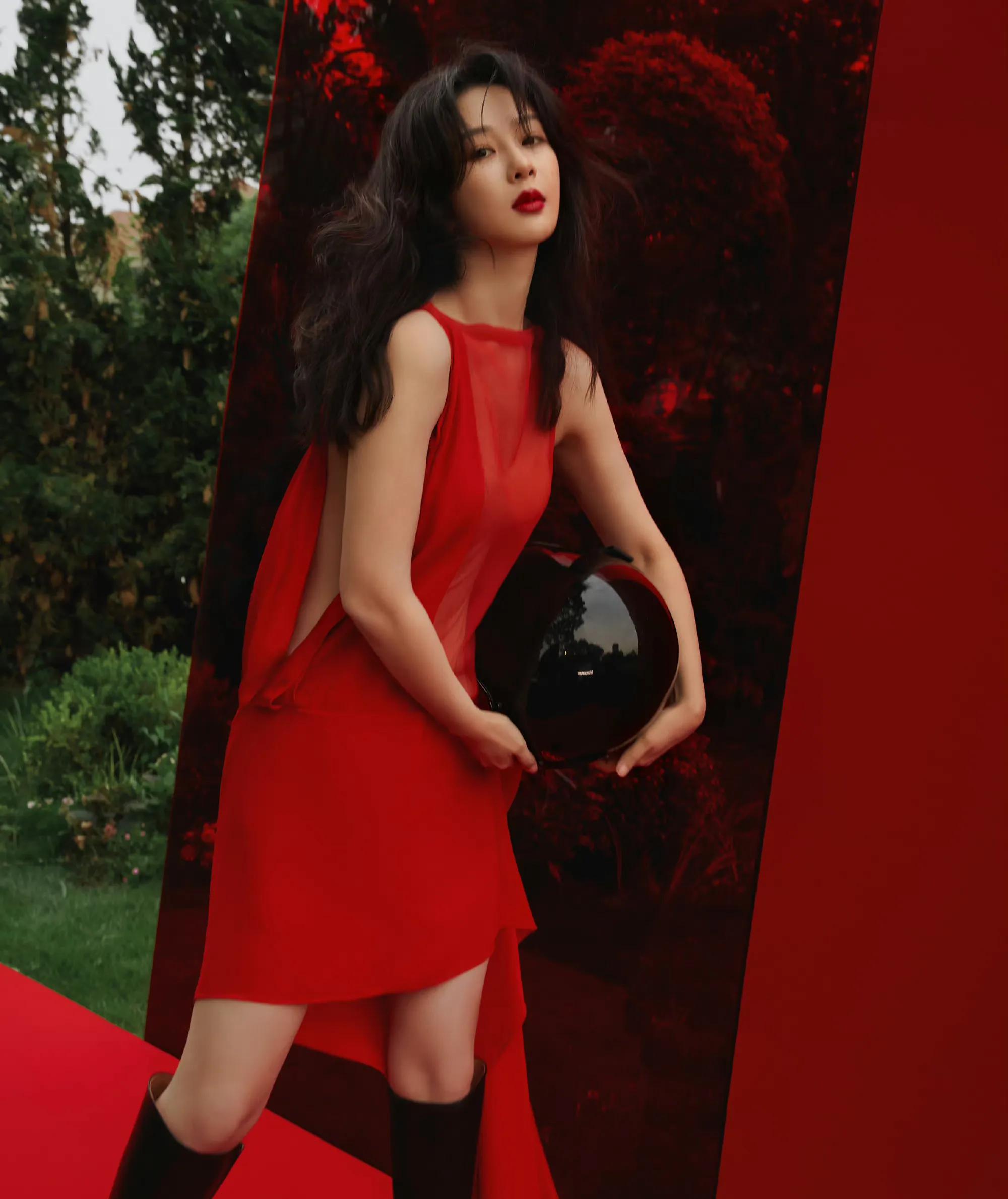 Yang Zi's new look is beautiful, and the style has changed a lot. The ...