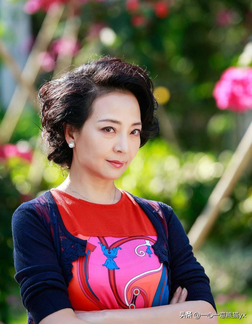 The famous actor Ma Ling and singer's father died young. She endured ...