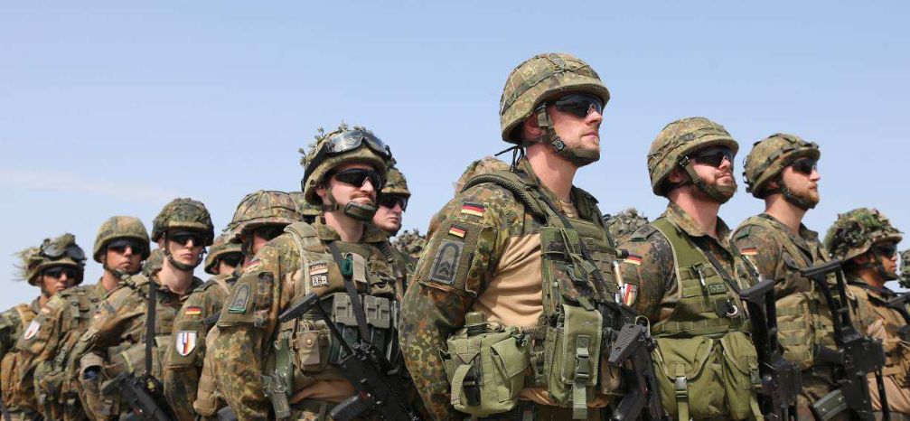 Sitting in the rear, you can shoot the supervising soldiers of the ...