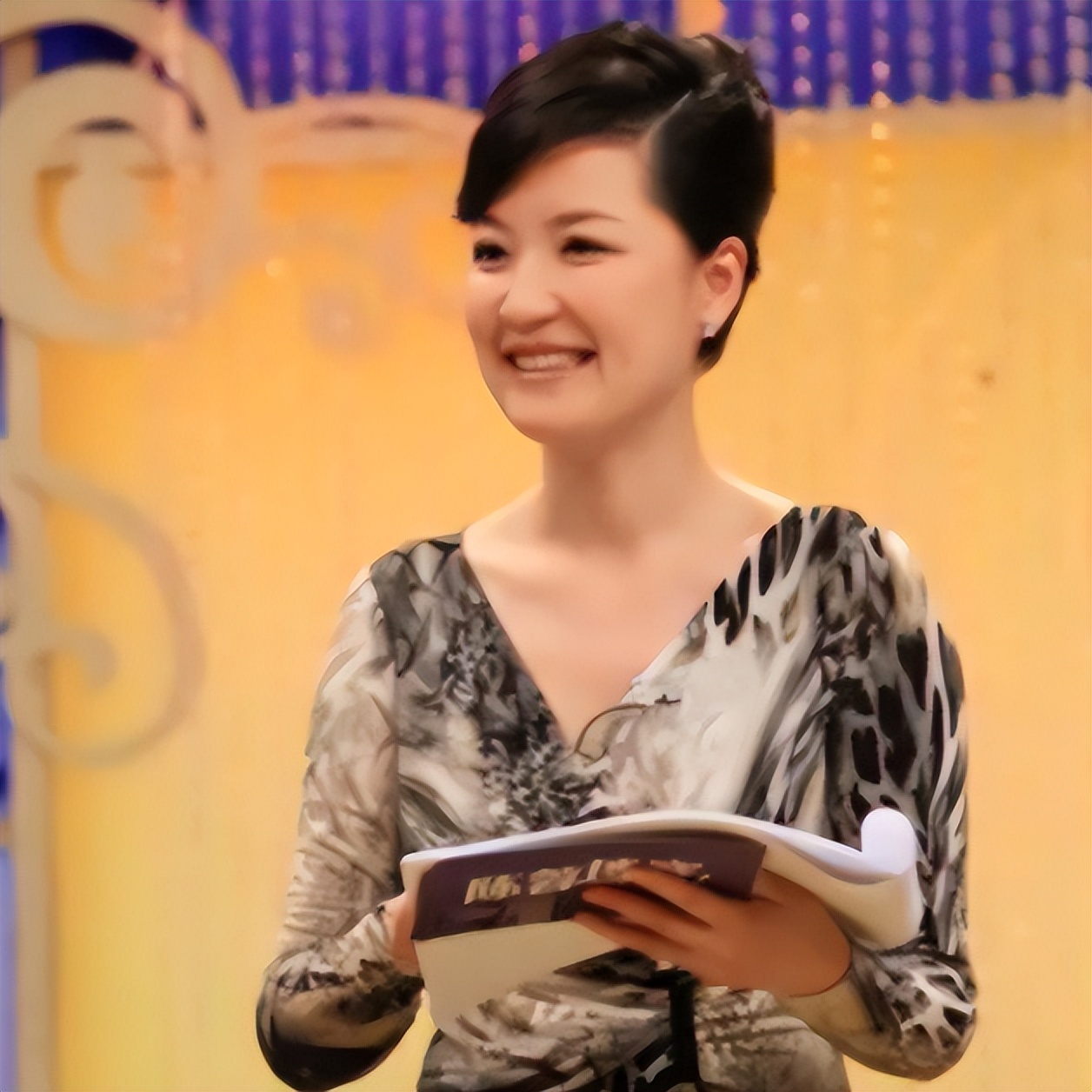 The first sister of Dragon TV, married the returnee husband and gave ...