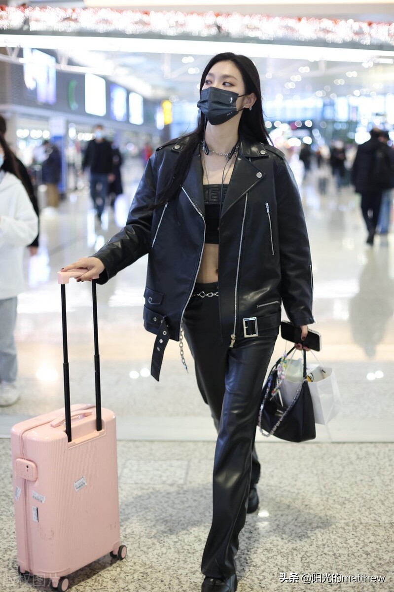 Street shooting: Zeng Keni wears a black leather coat and leather pants ...