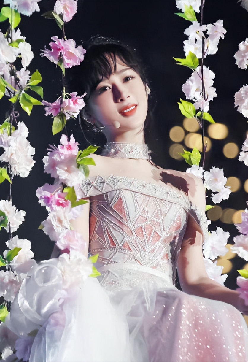 Yang Zi's dress is full of fairy spirit - iNEWS