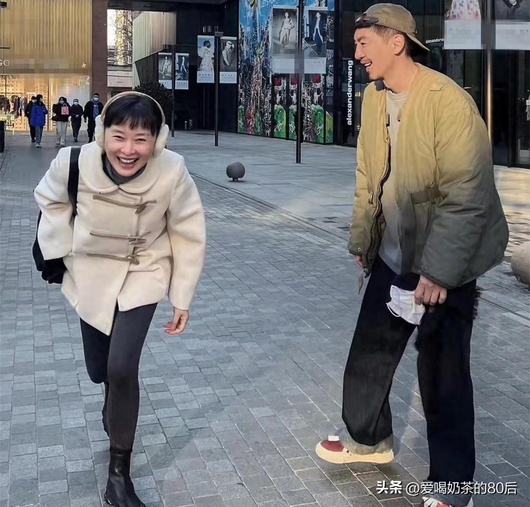 Wu Yue smiles brightly while shopping with her boyfriend, hugging each ...