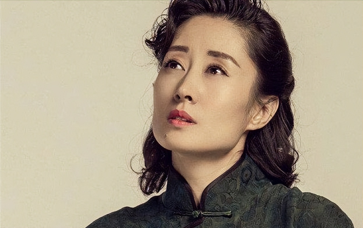 47-year-old Liu Mintao is hot and tempting in suspenders! Have a ...