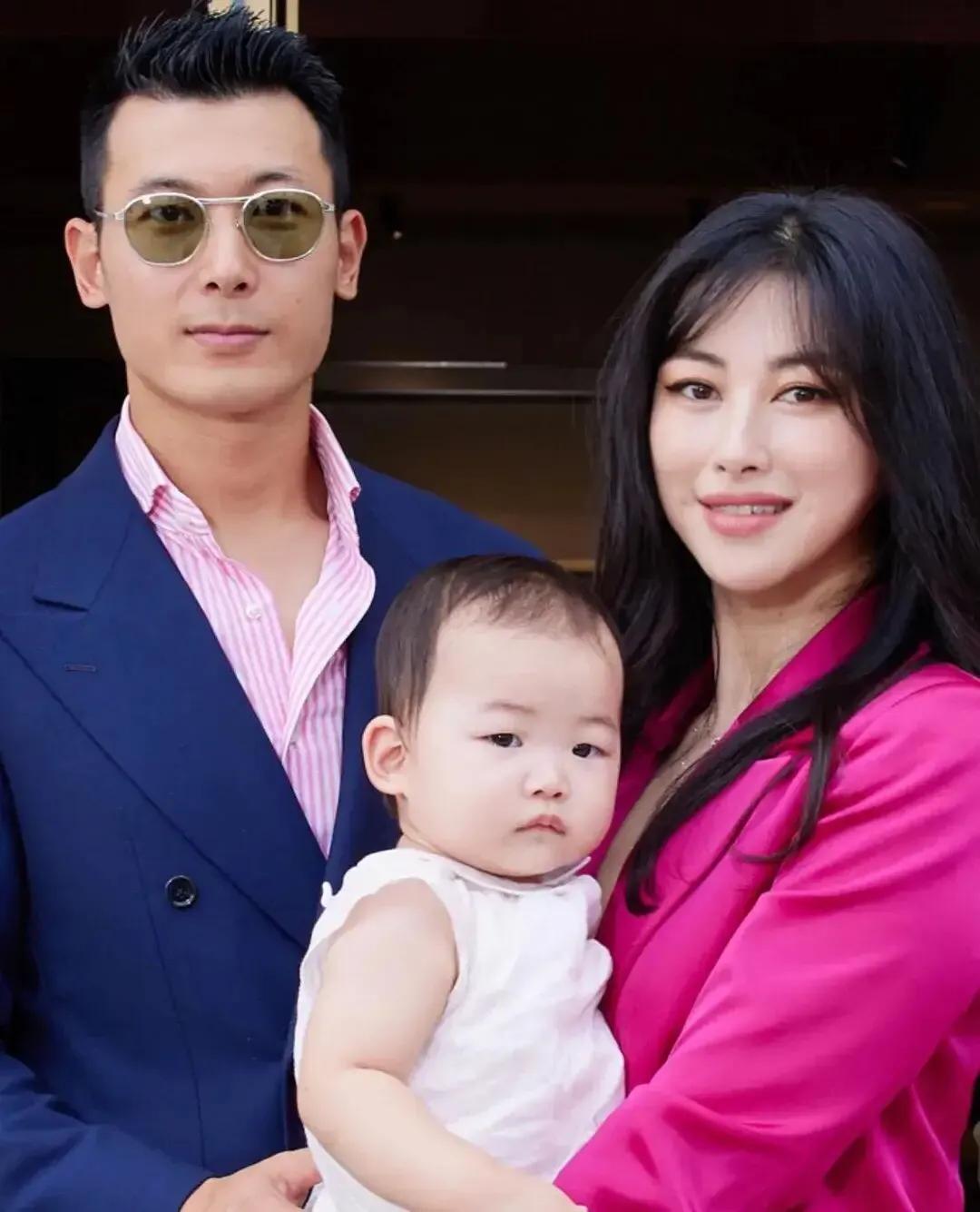 Sisters Who Make Waves Zhu Zhu plays with her husband and daughter in ...