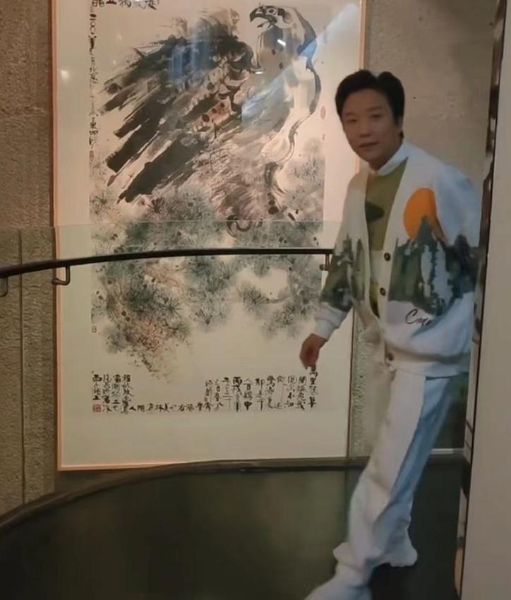 Li Yugang wore a 100-yuan domestic coat to appear on the scene, limping ...