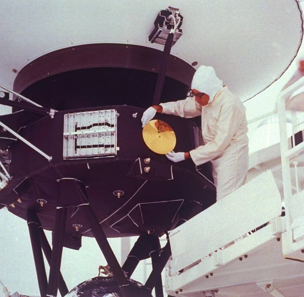 Voyager 1, which has flown 23.29 billion kilometers, and the last ...