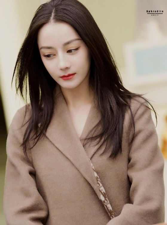 Di Lieba's camel coat is charming and full of beauty - iMedia