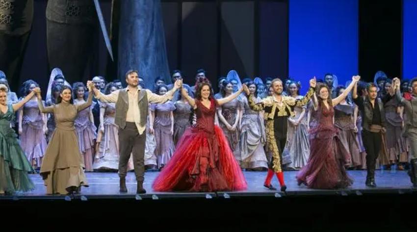 Exploring the Differences between Chinese Drama and Western Opera - iMedia