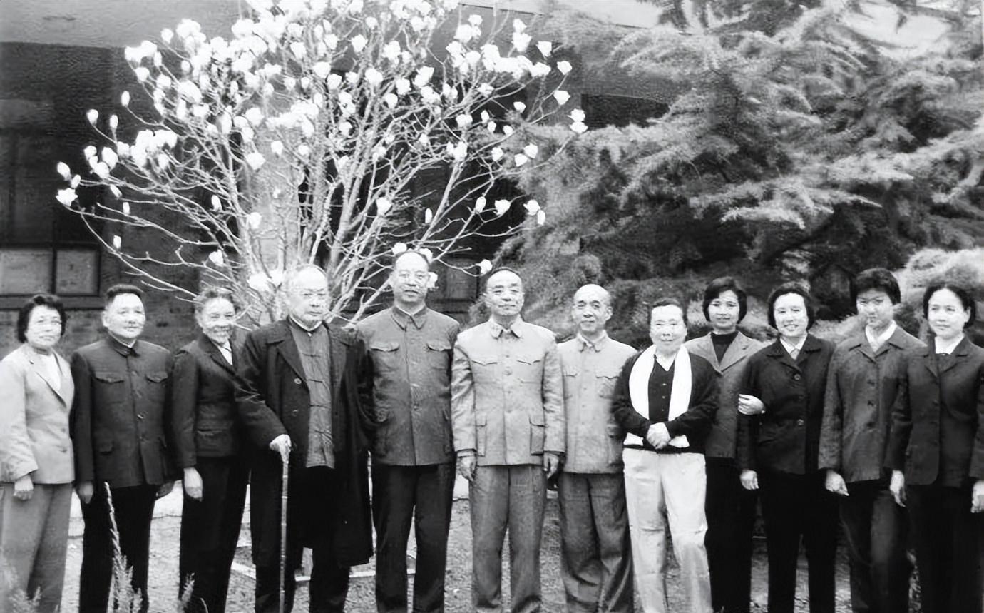 In 1963, Chen Yi took a group photo with four people. He had the ...