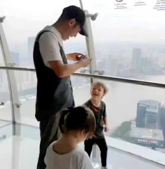 Sa Beining and Li Bai brought their twins back to their hometown for ...