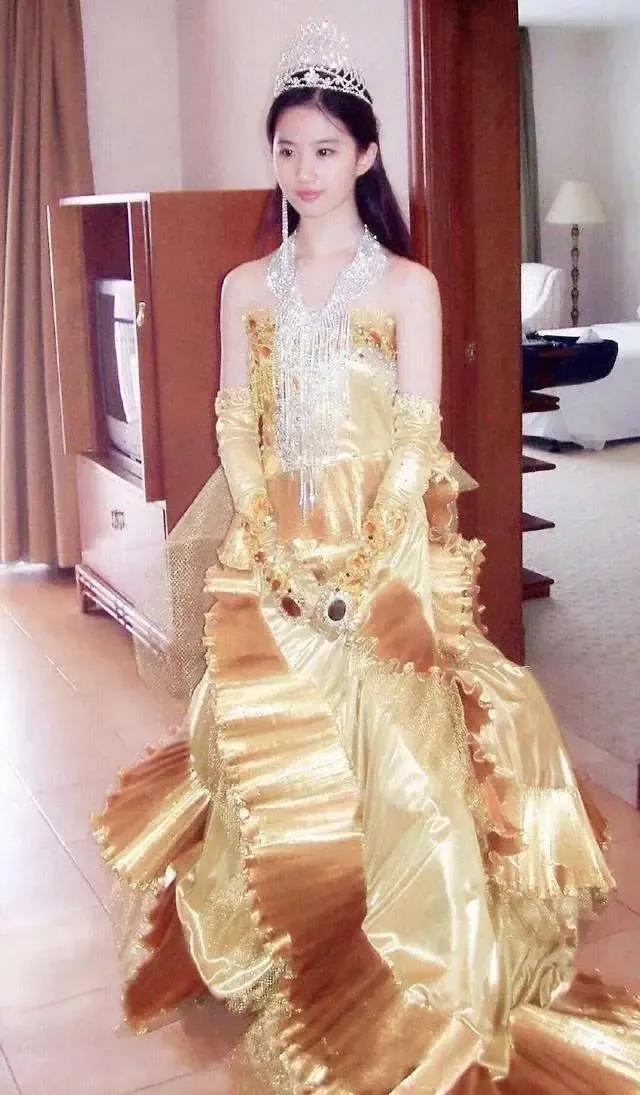 Cai Lian Luo Jiutian Fairy descends to the mortal world - iNEWS