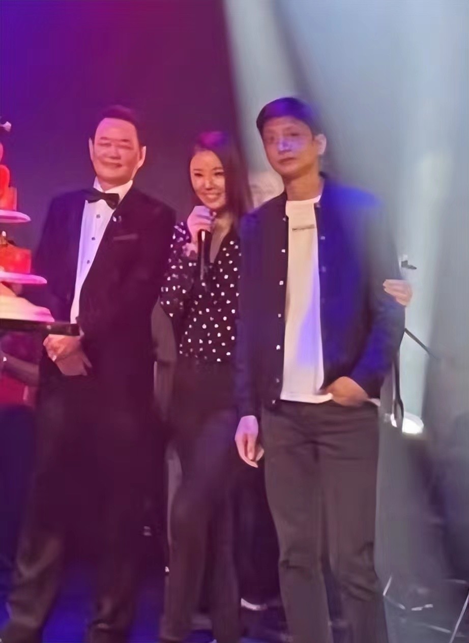 Ruby Lin posted a family portrait of seven members! Dad Lin is tall and ...