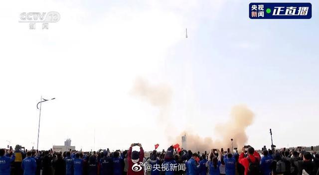 "It's so cool to ride a rocket," a netizen shouted to Gui Haichao: "03 ...