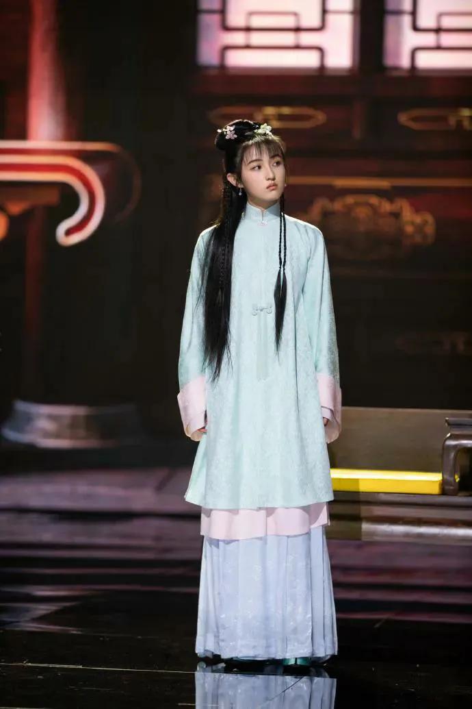 Zhang Zifeng is short and earthy, playing a peerless beauty is not ...