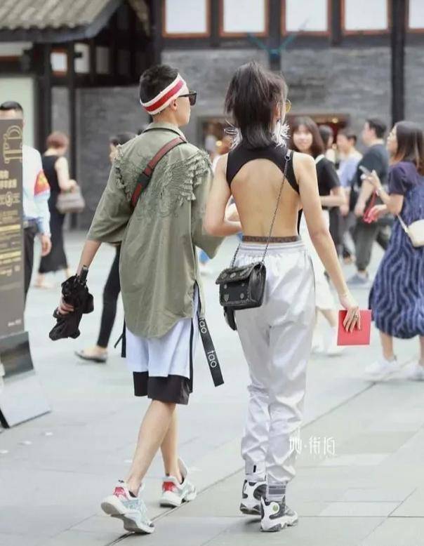 The girl really knows how to wear it, and such a "swaggering" style can ...