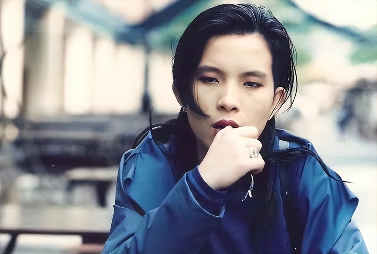 Singer Pan Meichen posted funny photos, with stubble on her face, she ...