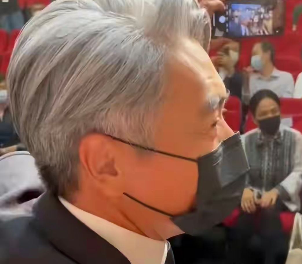 Zhou Runfa is old and still a male god, wearing a suit with a straight ...