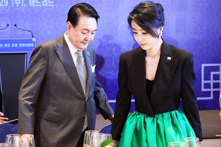 The first lady of South Korea wears more than 300,000 necklaces, so ...
