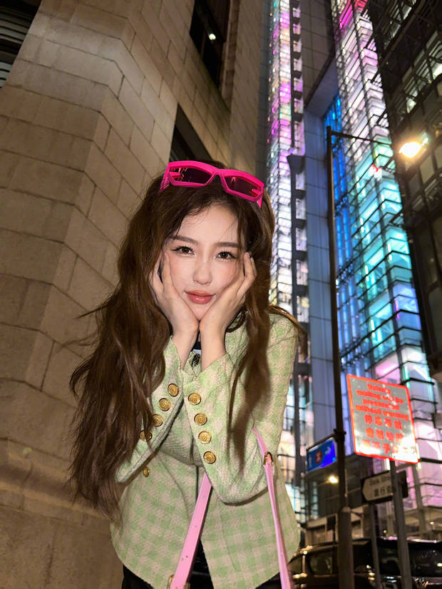 Yu Shuxin's latest photo wears pink sunglasses and is cute and cute ...