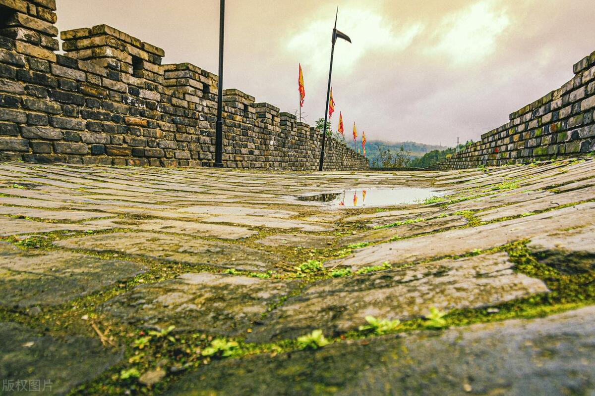 Why was Deng Ai able to sneak across Yinping alone and force Liu Chan ...