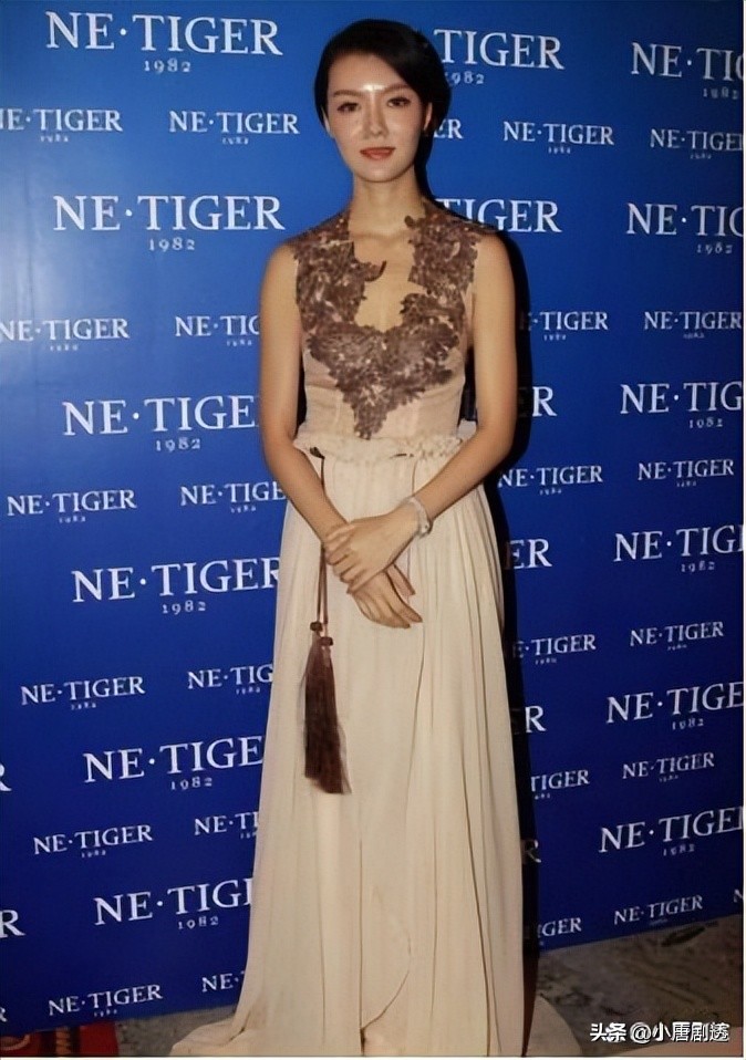 Che Xiao is more plump after marriage, wearing a lace dress with half ...