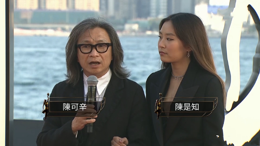 Wu Junru's 17-year-old daughter officially debuted! She looks sweet and ...