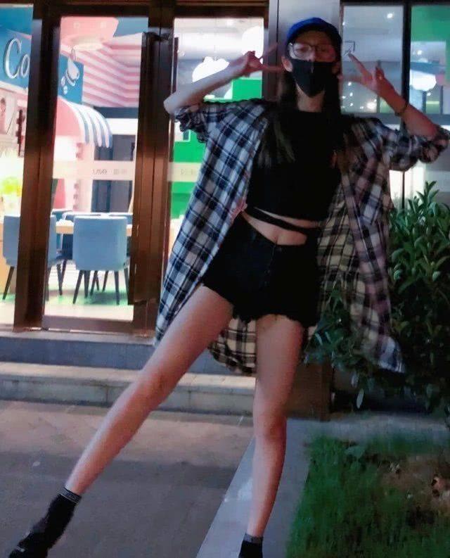 Fu Jing is really good-looking, with a checkered suit jacket and ...