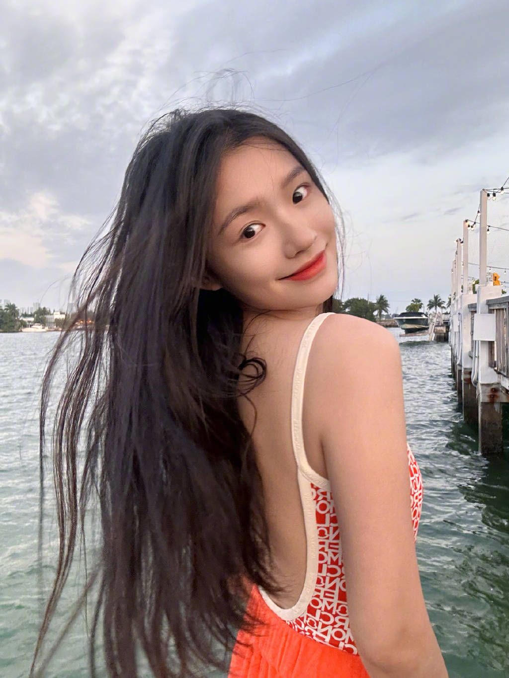 Lin Yun's beautiful legs and eye-catching swimwear on the beach - iNEWS