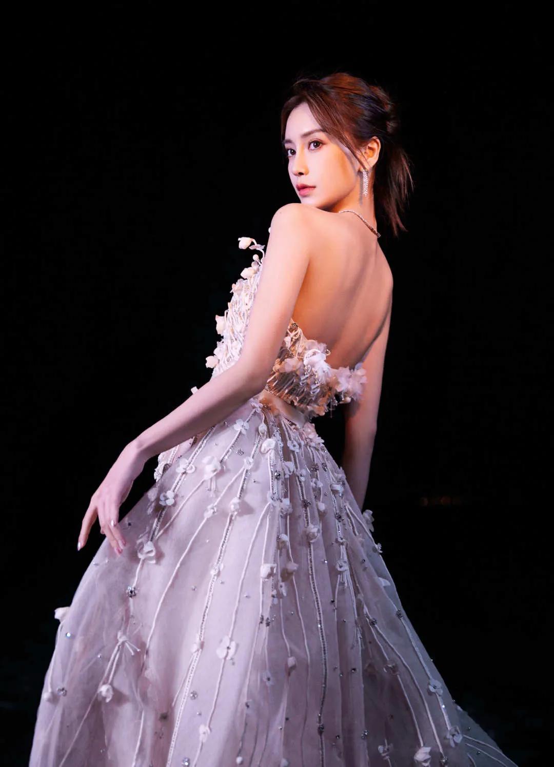 Female star Golden Rooster Award red carpet styling - iNEWS