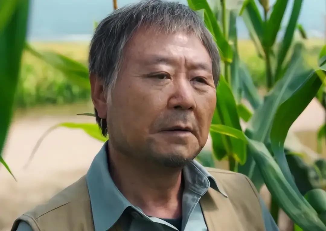 Zhao Benshan wore a thick winter windbreaker to watch the game on a hot ...