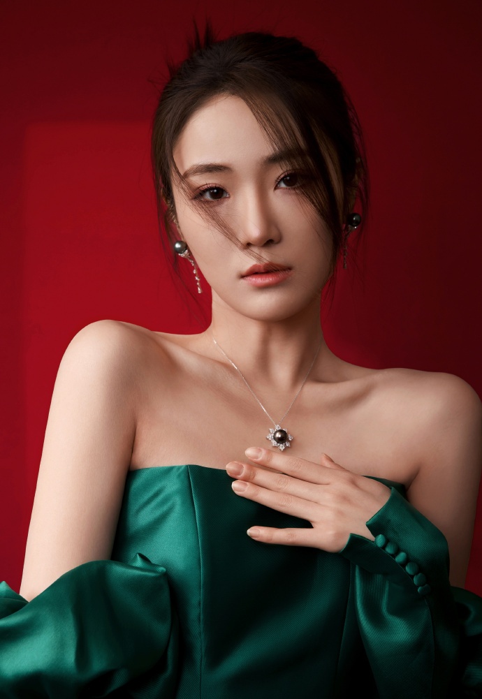 Zhang Kaili's daughter Zhang Keying shared a photo of a green low-cut ...