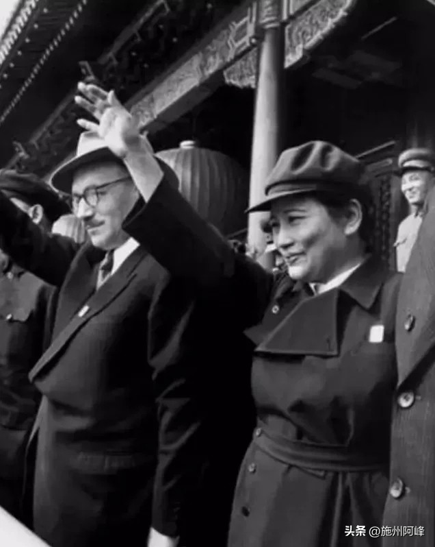 Old photos: A group photo of He Long and Harrison Foreman, Soong Ching ...