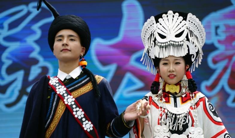 Traditional costumes are "beautiful out of the circle", see how the Yi ...