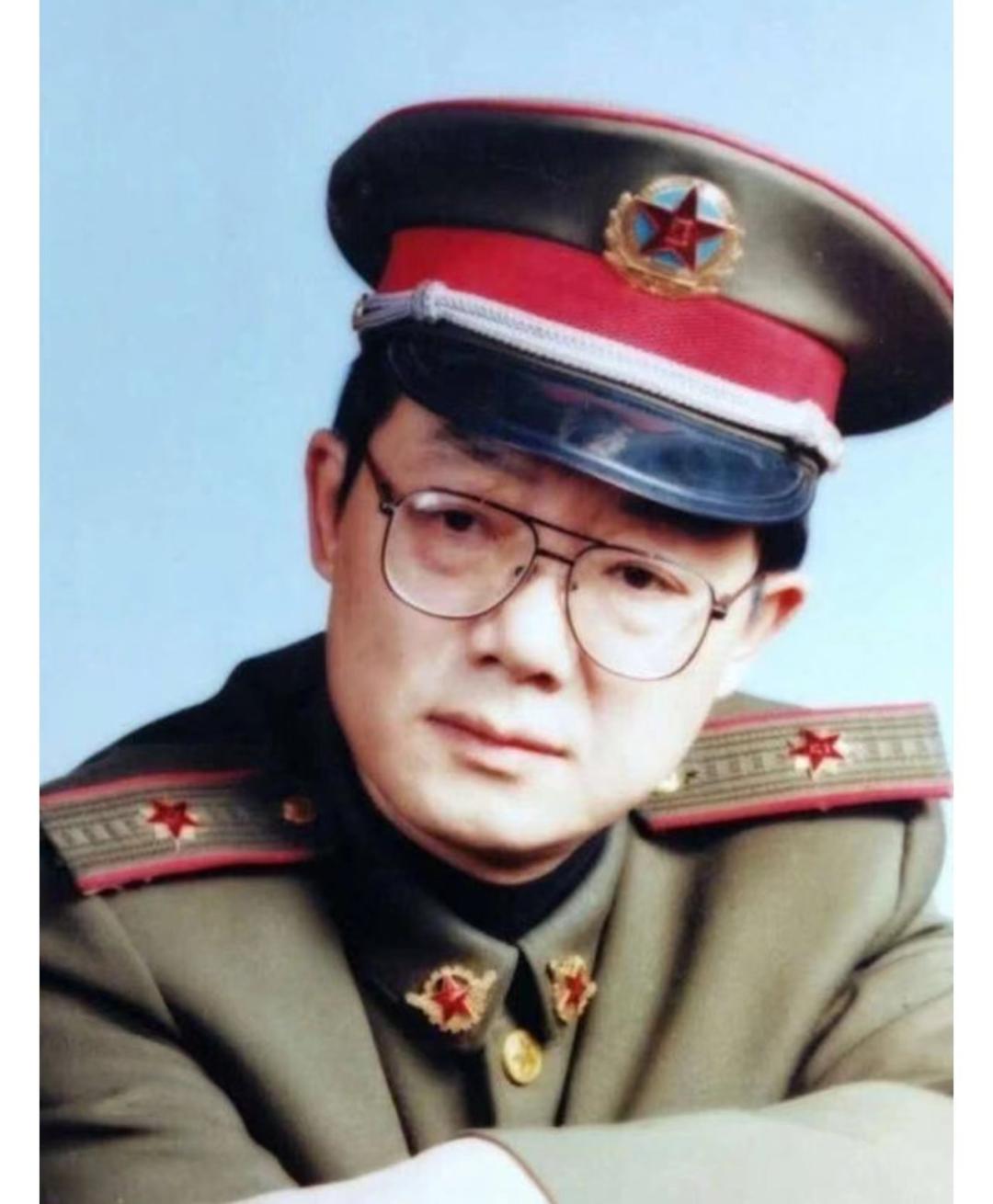 It turns out that he is Che Xiao's father, many people have seen his ...