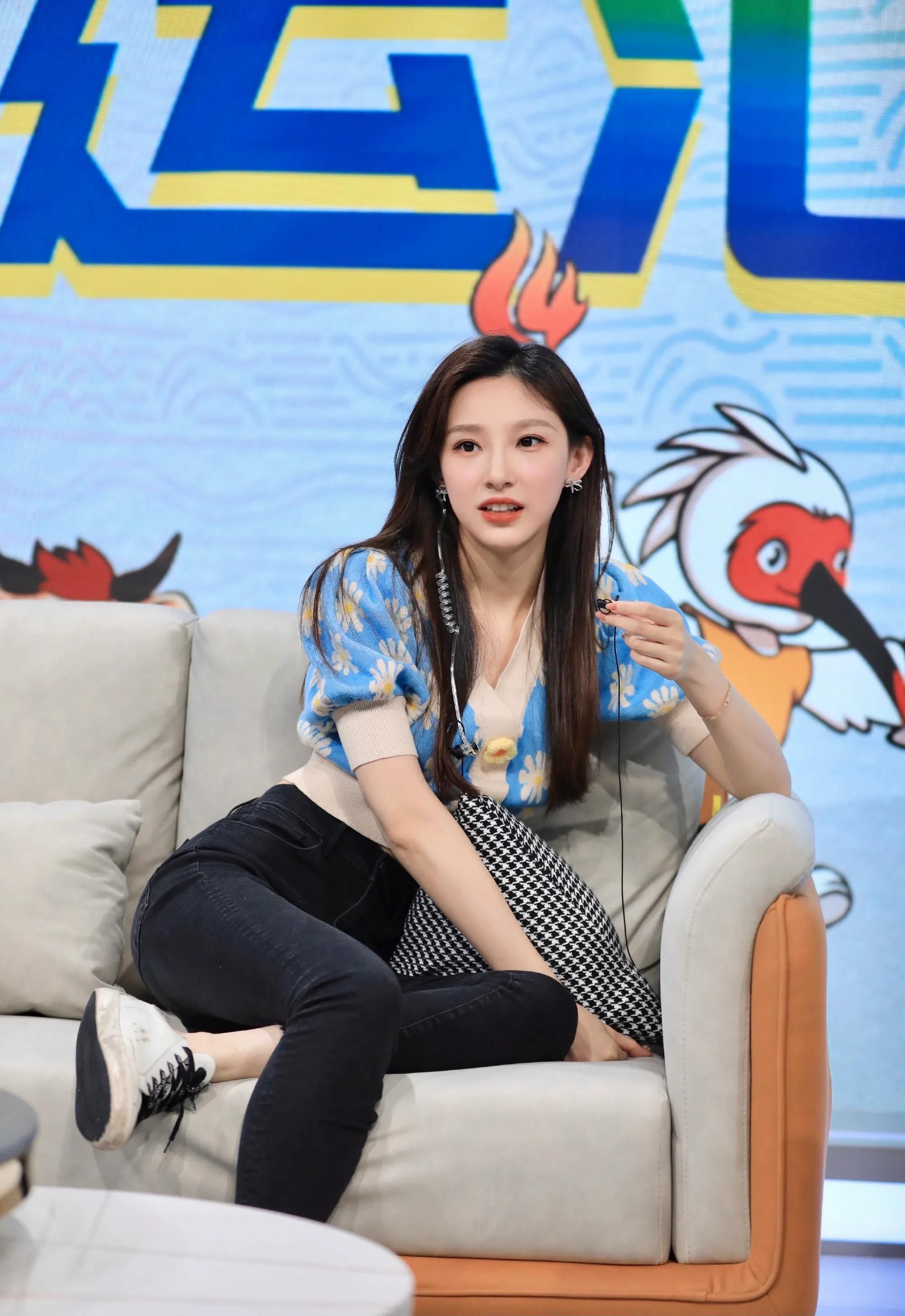 Ma Fanshu stunning CCTV Spring Festival Gala, wearing a Chinese-style ...