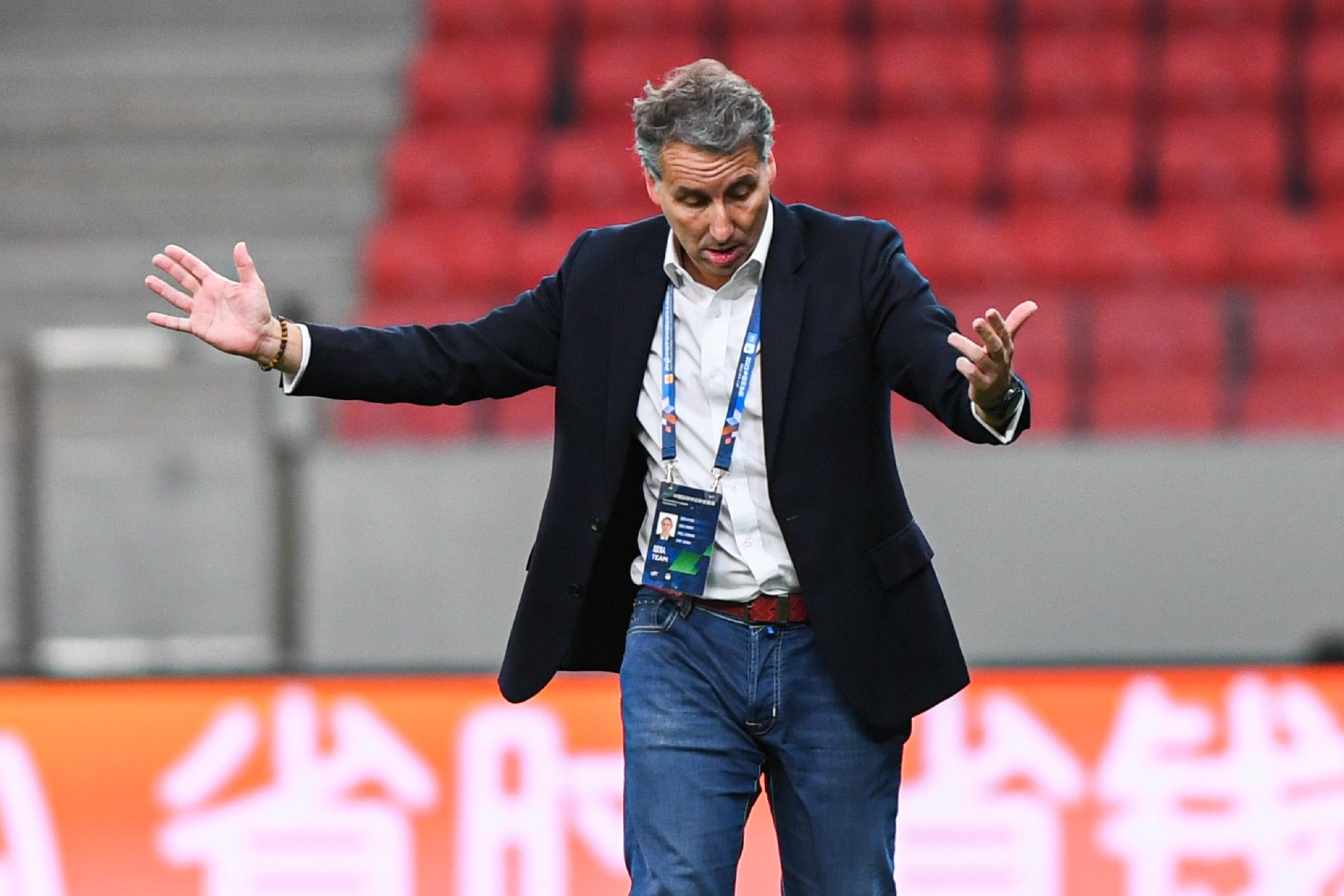 Why is Javier now very angry, scolding the referee and being sent off ...
