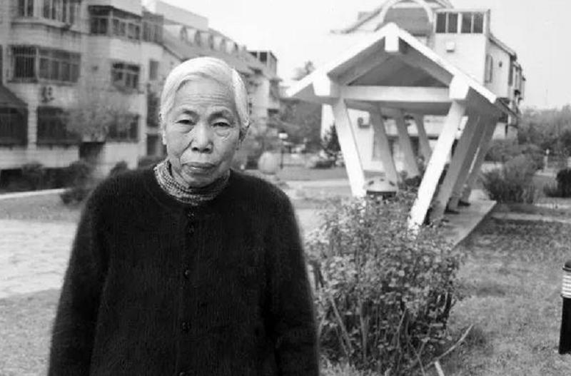 In 1999, Li Min and Li Na went back to Shaoshan to visit relatives and ...