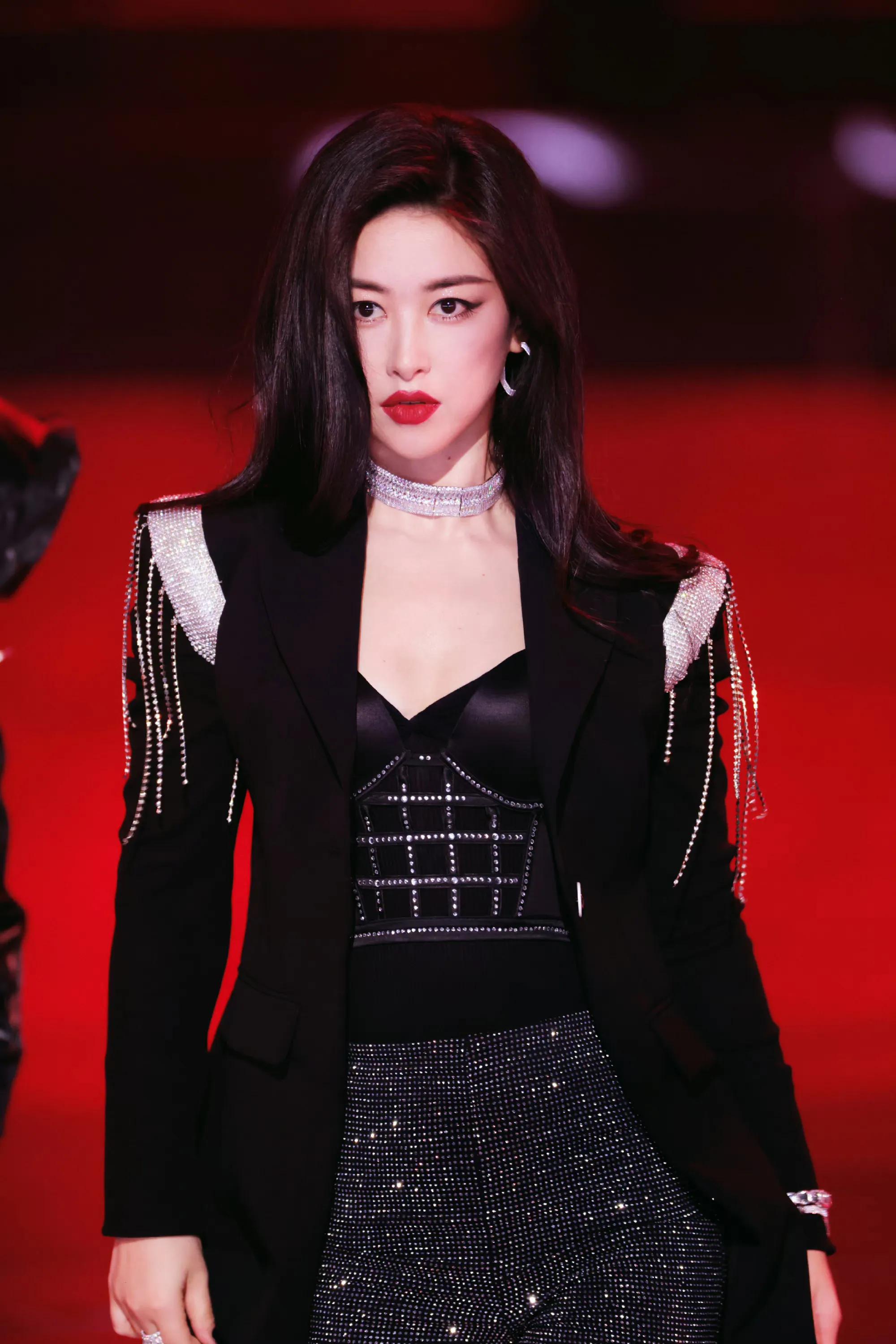 Sisters Who Make Waves Season 4 Pen-hold shooting: Zhu Zhu's charming ...