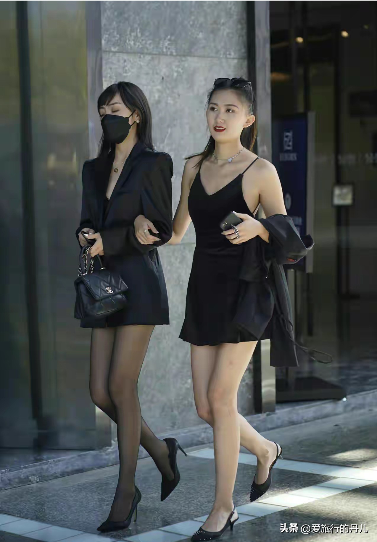 Black high-heeled shoes with a fishtail suspender skirt are sweet and ...
