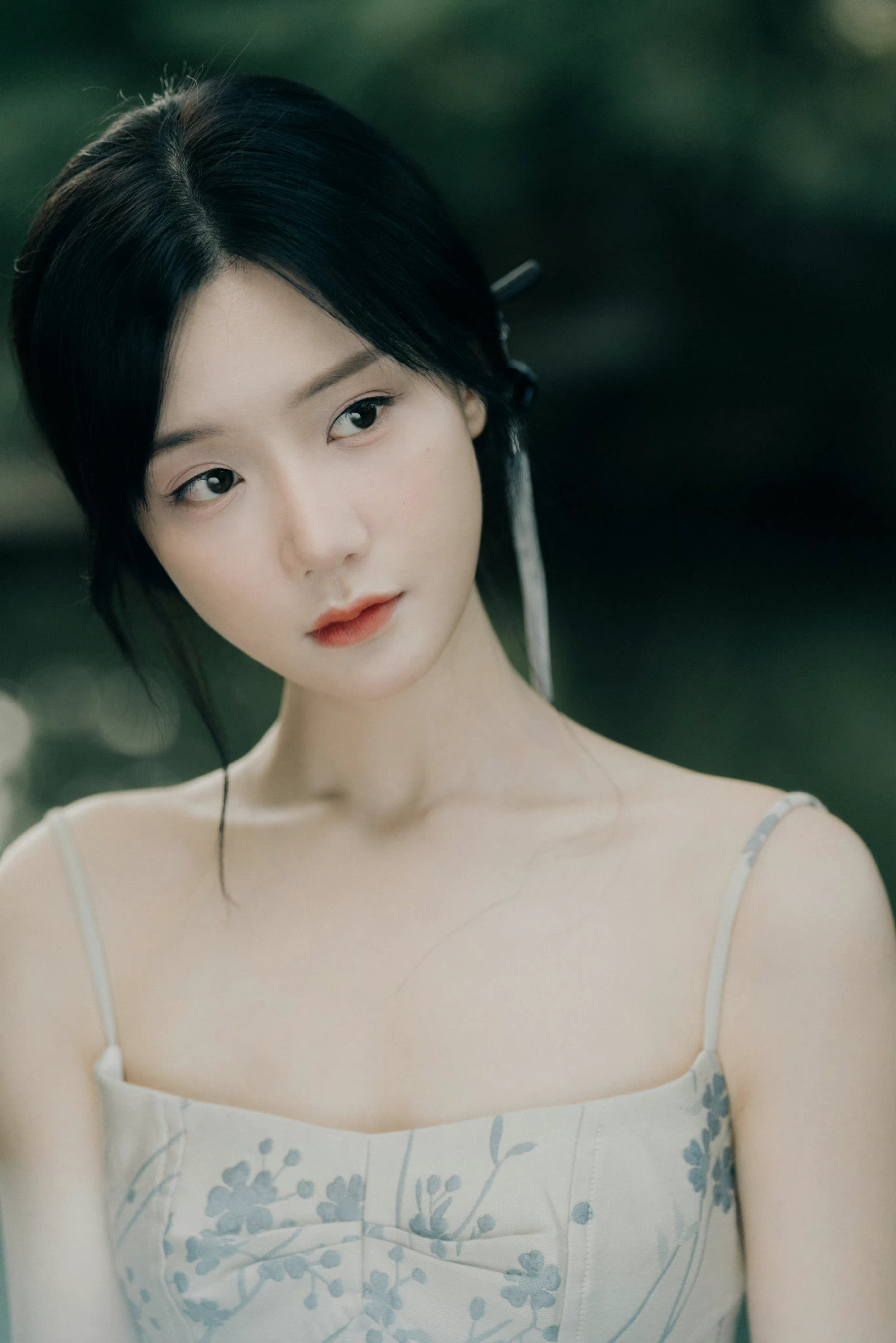 Young actress Chen Yihan shares beautiful photos, wearing a tube top ...